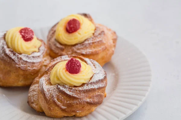Pastelería italiana - zeppole di San Giuseppe, de cerca. Bollos de ...