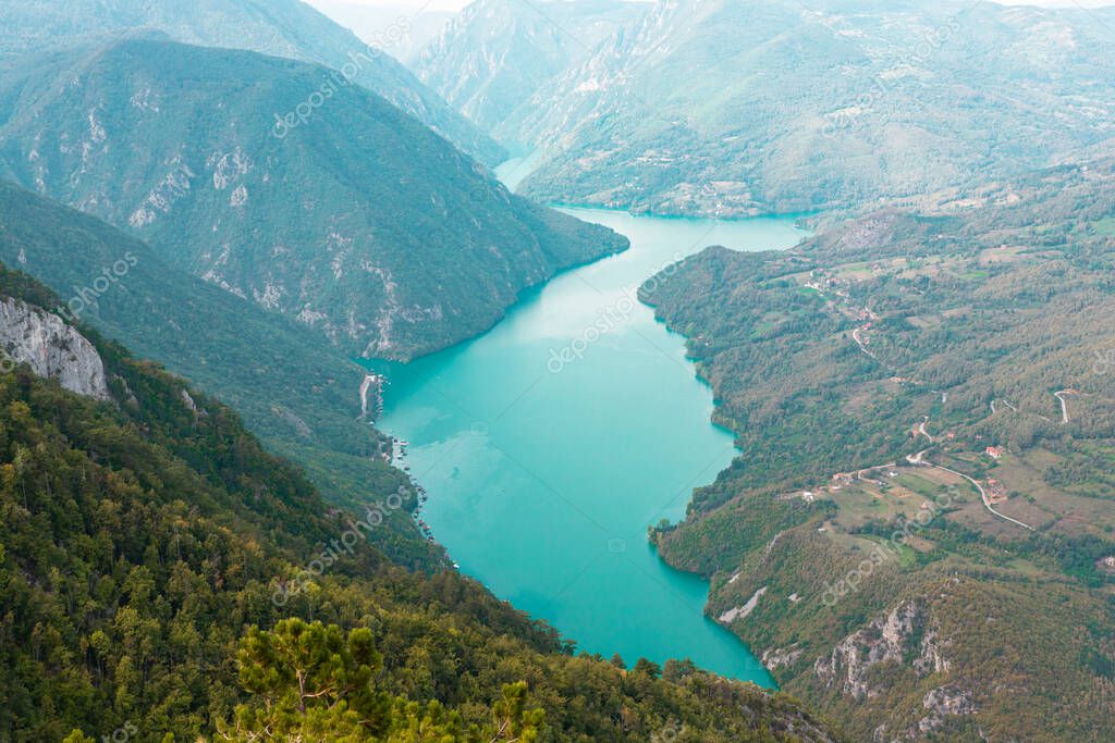 Parque Nacional Tara, Serbia. Mirador Banjska Stena. Vista en el cañón ...