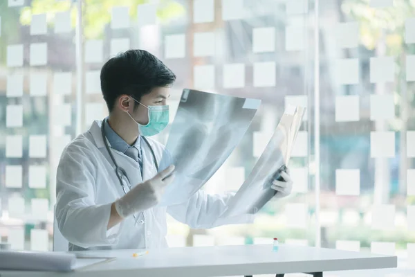 Médico Revisando La Radiografía De Tórax Del Paciente En El Hospital