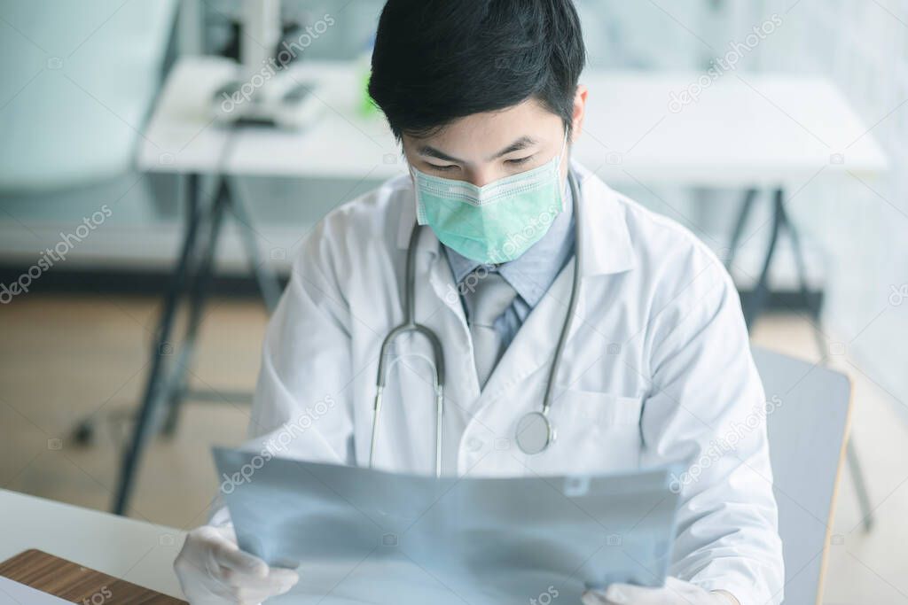 Médico Revisando La Radiografía De Tórax Del Paciente En El Hospital