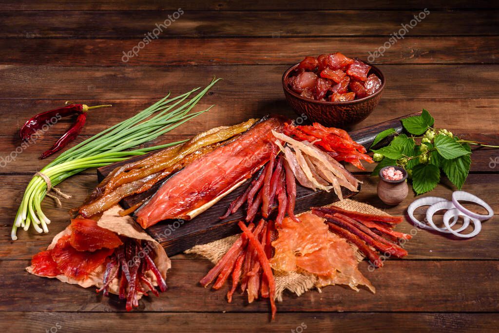 Pescado ahumado salado rebanado con rebanadas para picar a la cerveza ...