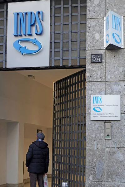 MILÁN, ITALIA - 13 de enero de 2020: Fachada de la oficina italiana del ...