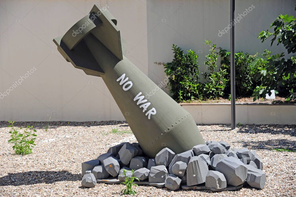 bomba sin explotar con una inscripción sin guerra - concepto, y la paz ...