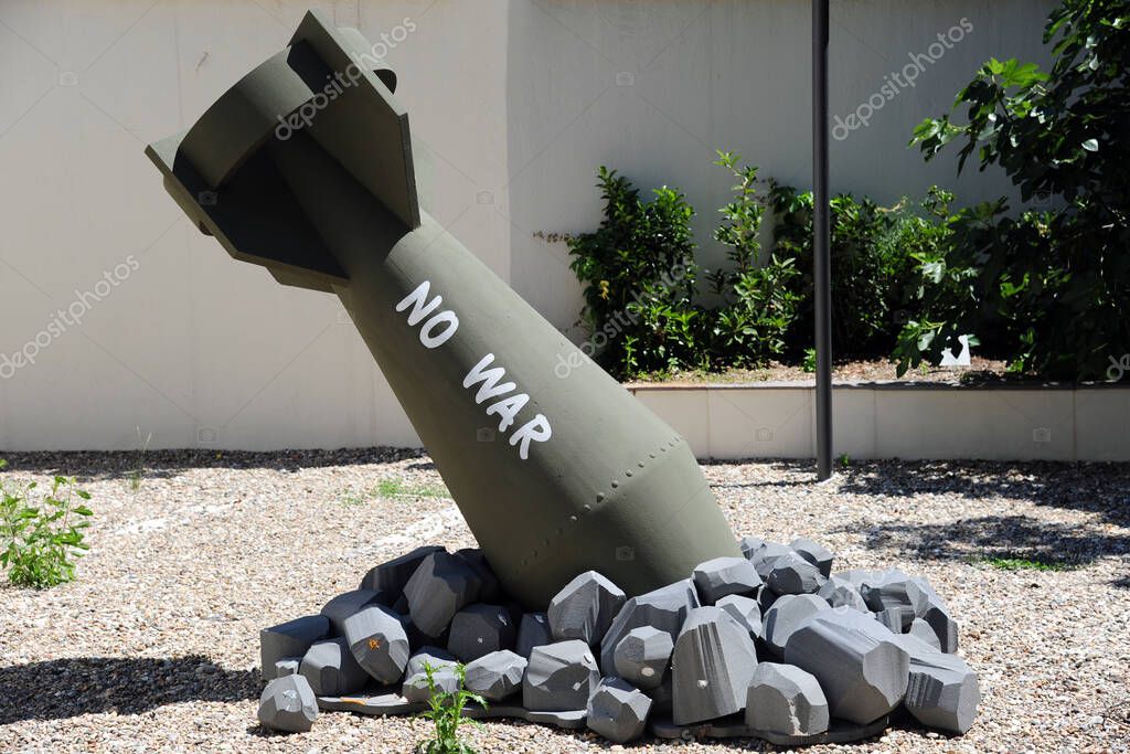 bomba sin explotar con una inscripción sin guerra - concepto, y la paz ...