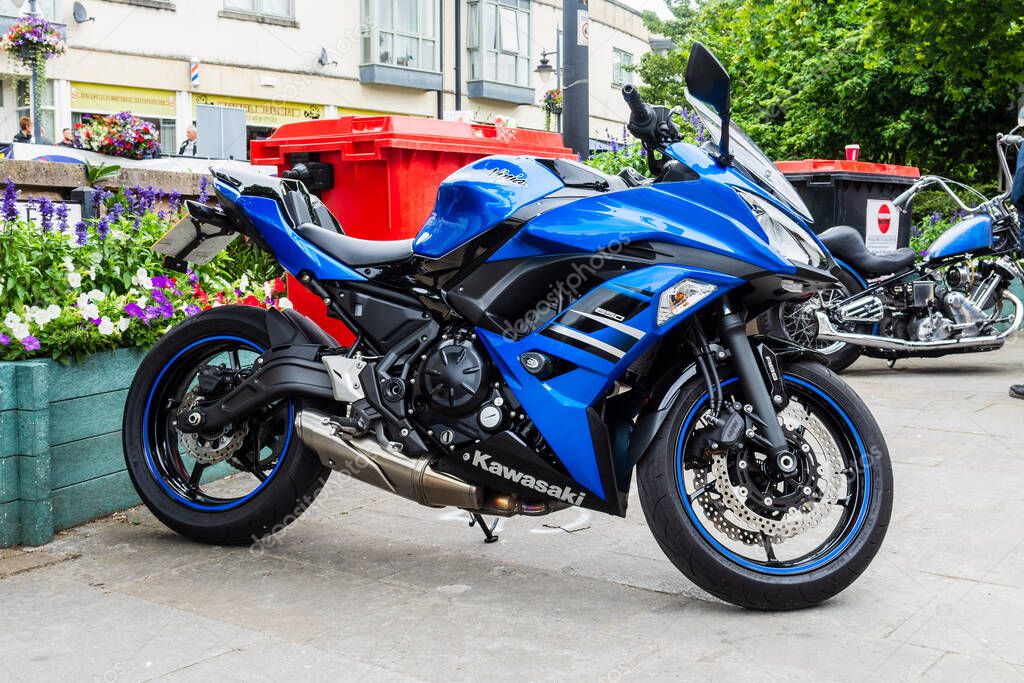 650 cc Kawasaki Ninja motocicleta en azul estacionado en frente de una ...