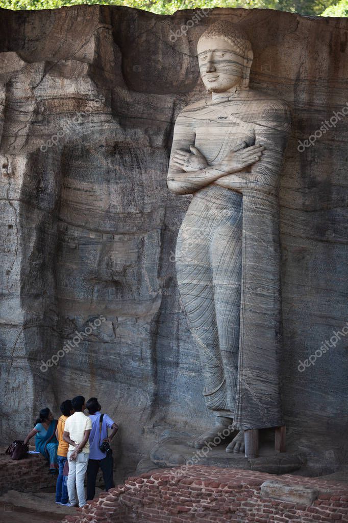 Turistas y peregrinos están de pie después de haber levantado las ...