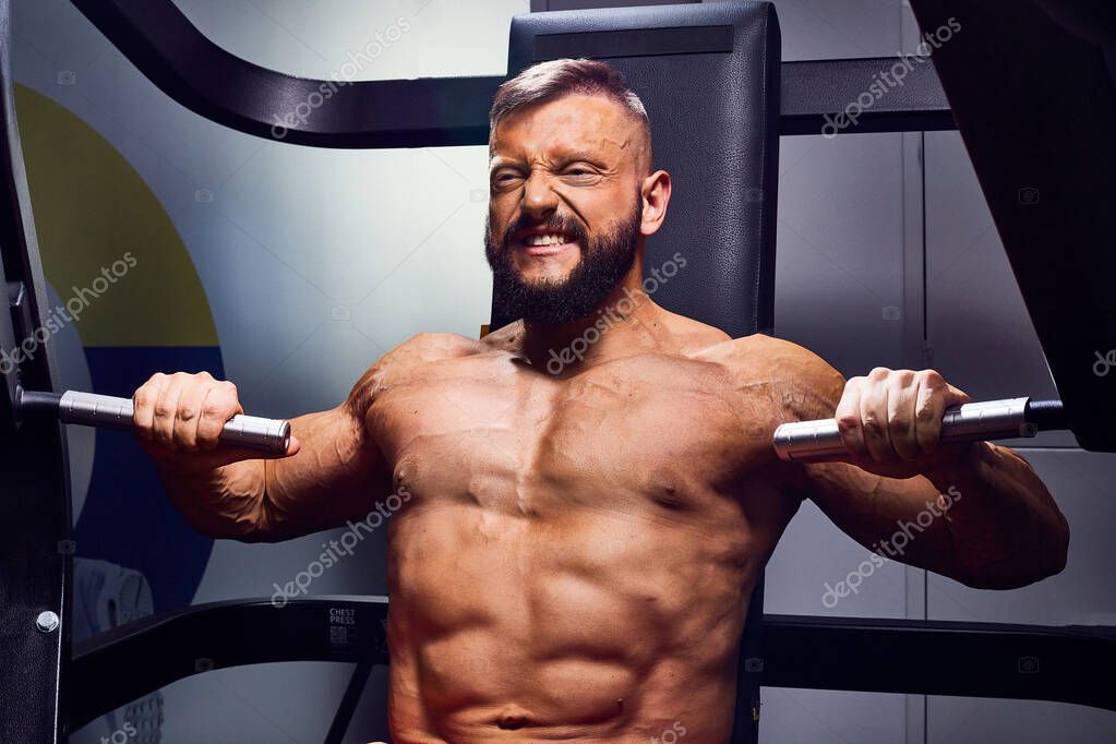 Hermoso culturista masculino en el gimnasio. Gran hombre fuerte durante ...