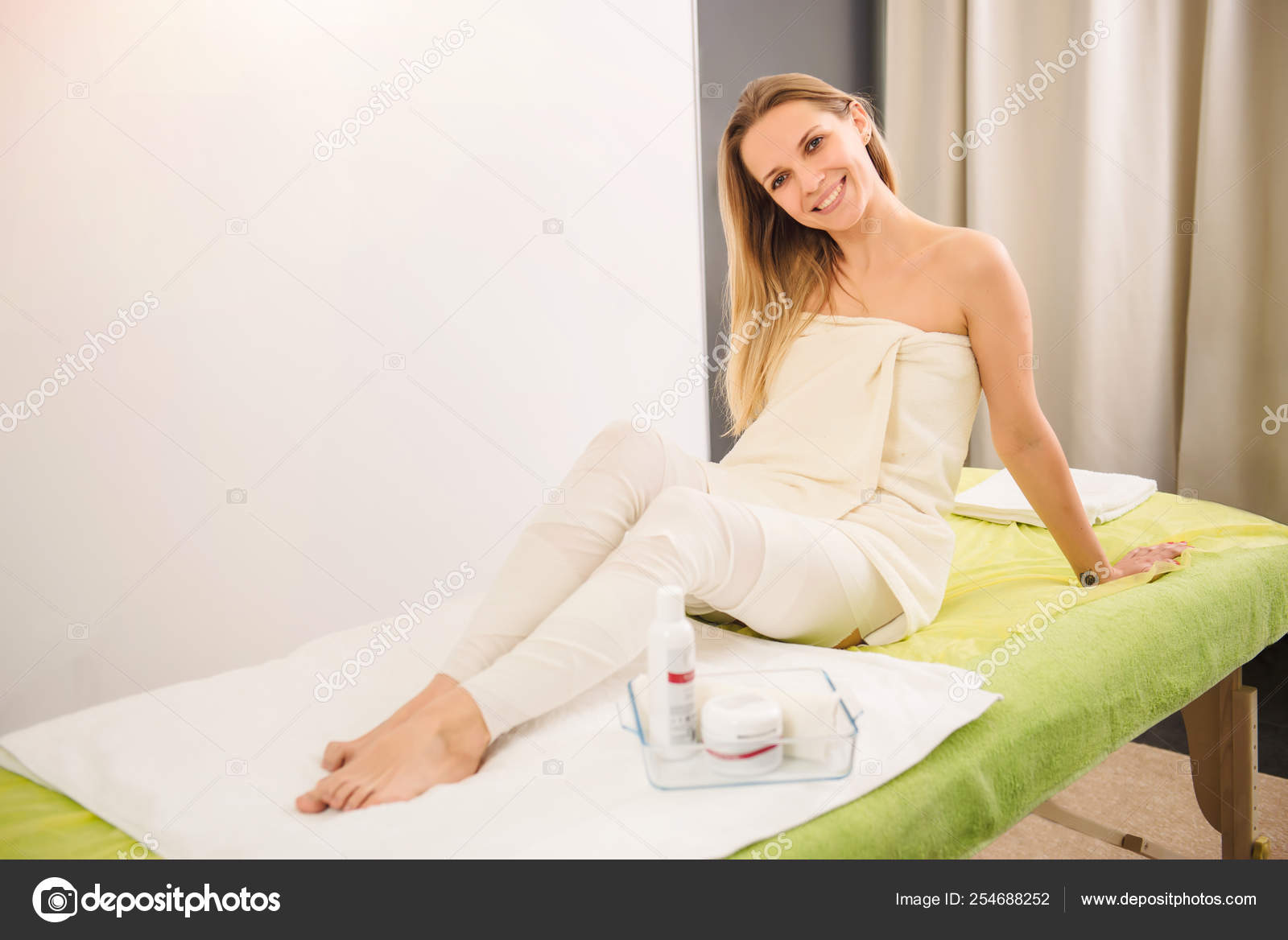 Anti-cellulite wraps procedure for legs in a spa center — Stock Photo ...