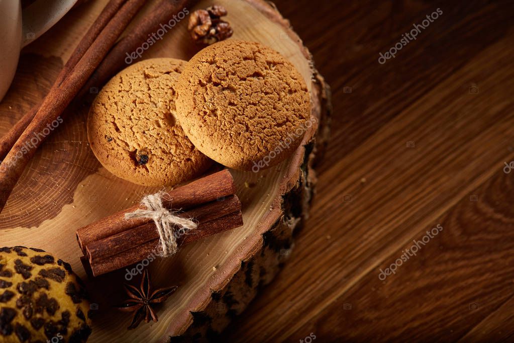 Bodegón de Navidad con surtido de galletas, canela y naranjas secas en ...