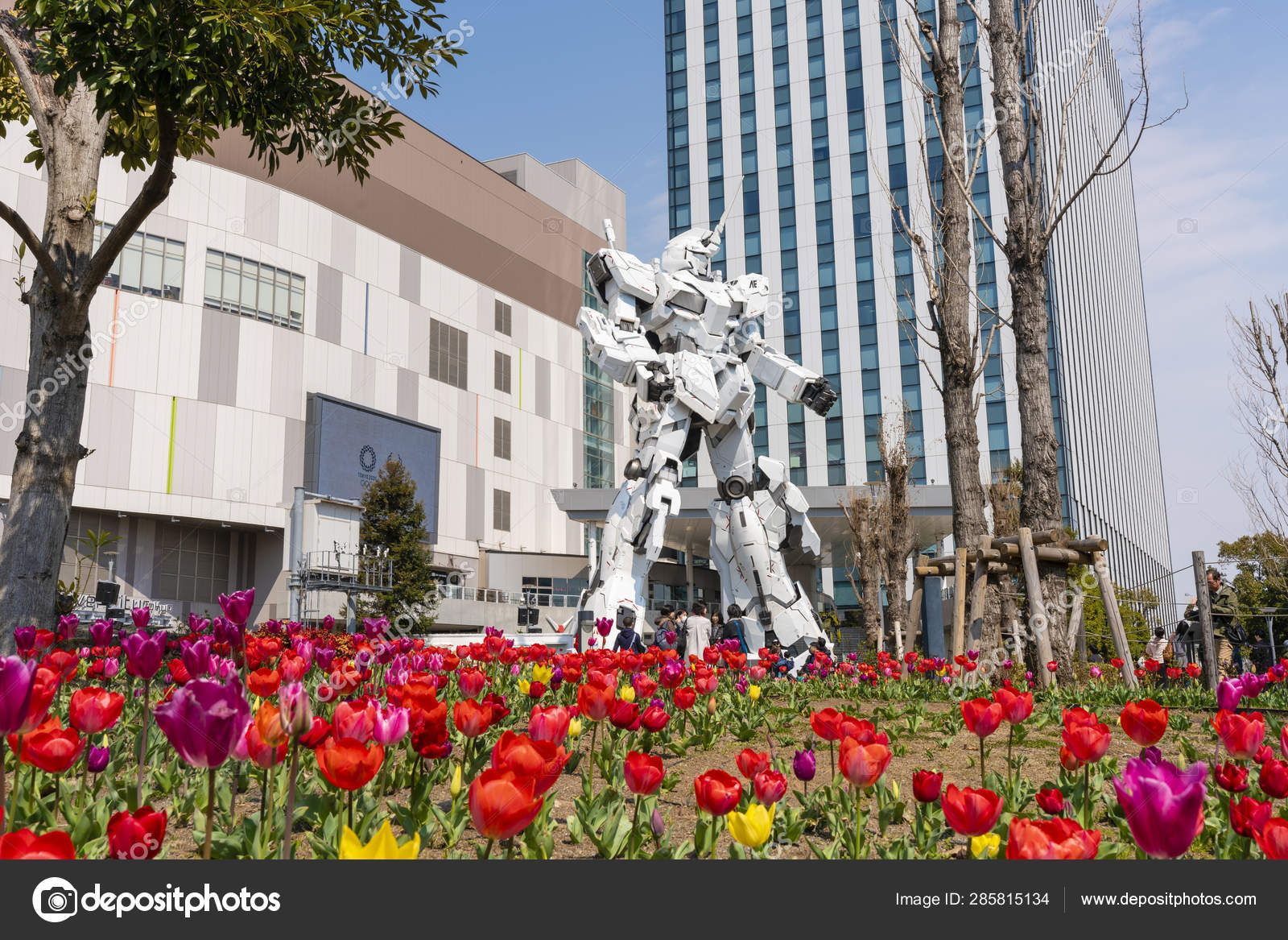 Unicorn Gundam Statue in Tokyo – Stock Editorial Photo © ymgerman ...