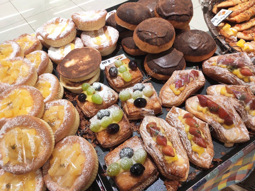 KUALA LUMPUR, MALASIA - 16 DE JULIO DE 2019: Se muestran varios tipos ...