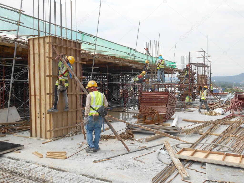 MALACCA, MALASIA - 12 DE JULIO DE 2016: Trabajadores de la construcción que fabrican madera ...
