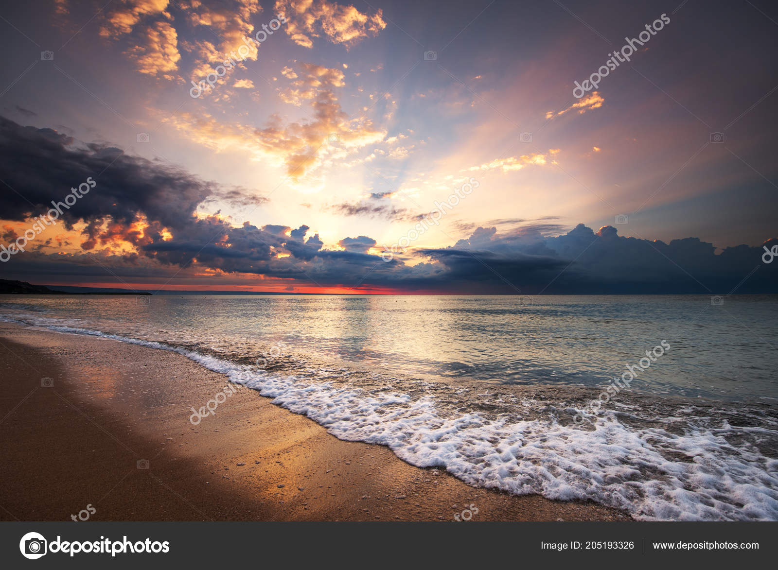 Colorful Ocean Beach Sunrise Deep Blue Sky Sun Rays — Stock Photo ...