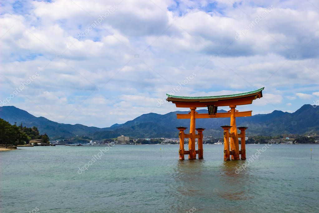 La puerta Torii flotante del Santuario de Itsukushima en la isla de ...