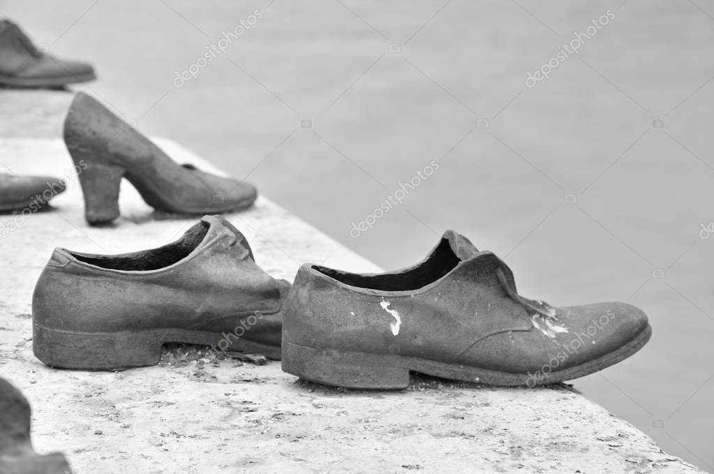 BUDAPEST, HUNGRÍA - 23 DE ABRIL DE 2016: Zapatos de bronce en la orilla ...