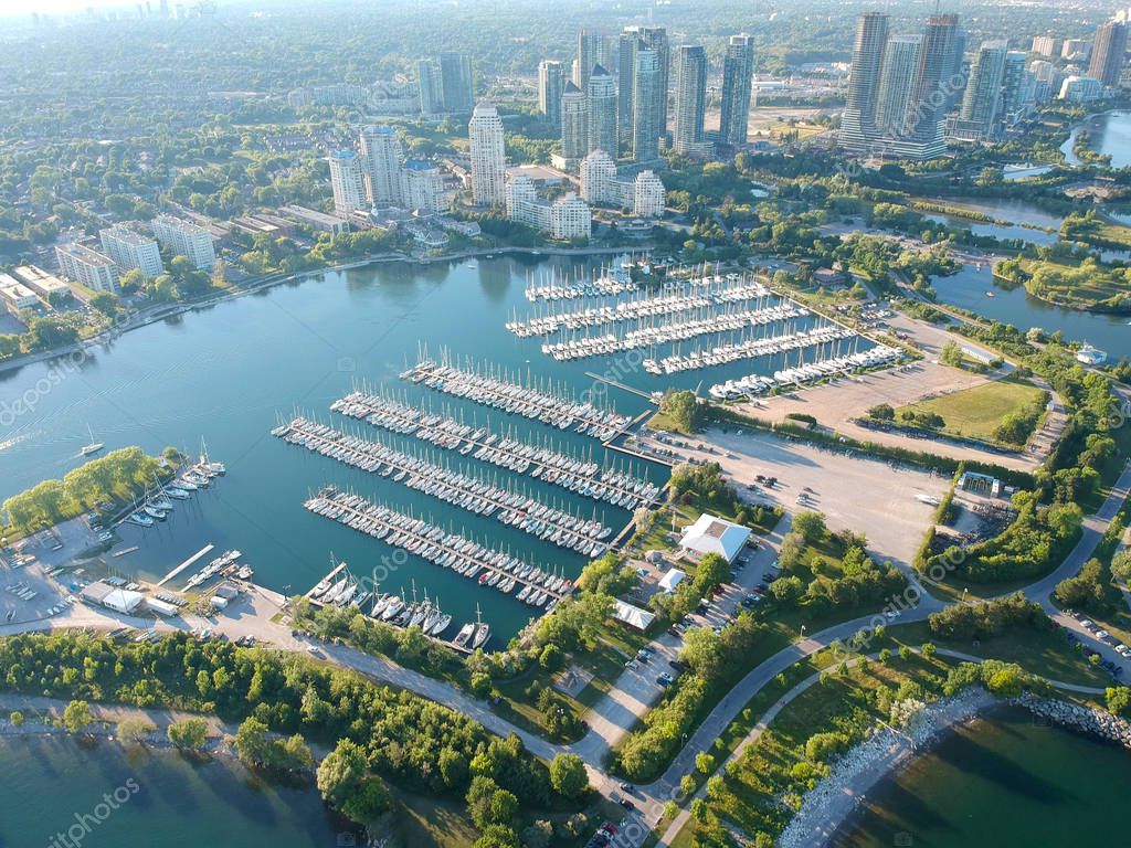 Aerial bird eye shot over Humber Bay Shores Park, Toronto, Canadá con casas de condominios ...