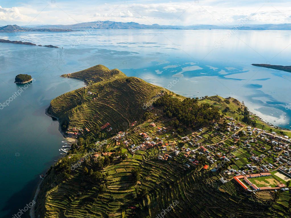 Aérea de Isla del Sol en el lago Titicaca en Bolivia 2022