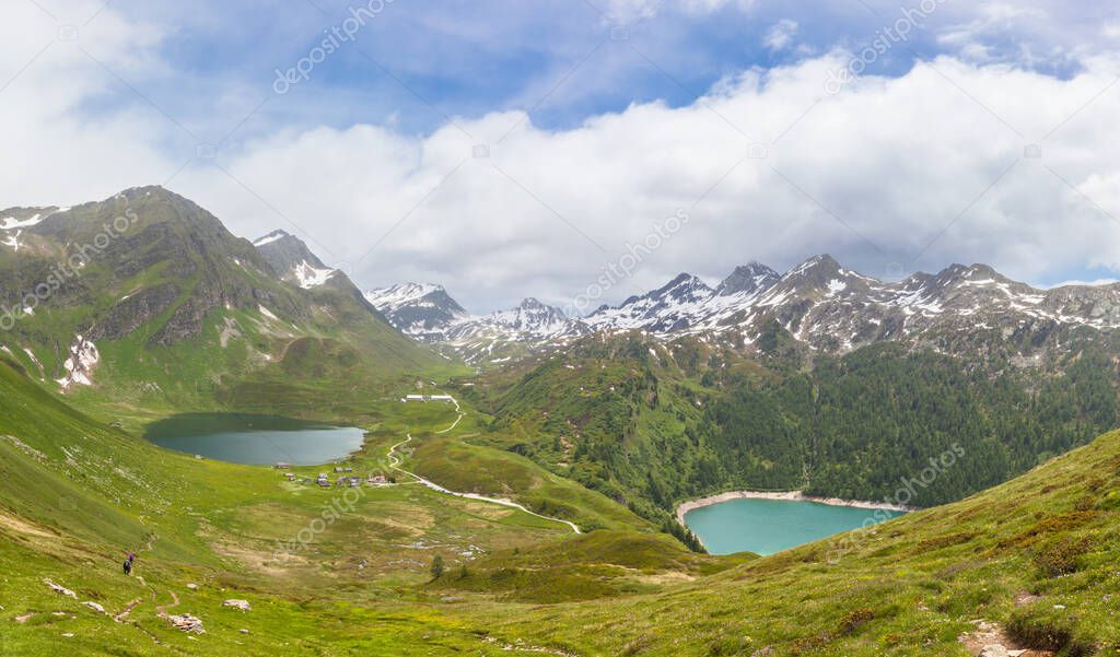 Vista panor mica del lago de Ritom y Cadagno con los Alpes en el fondo ...
