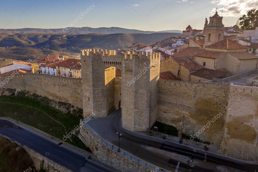 Vista aérea de la ciudad amurallada medieval de Morella con murallas y ...