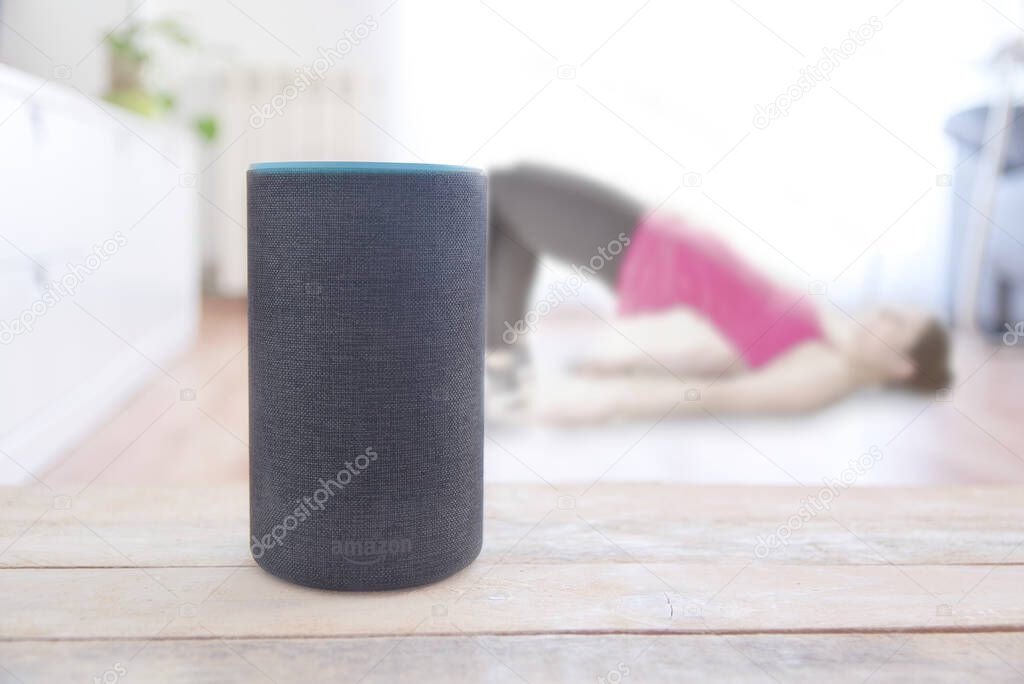 Alexa echo plus dispositivo con una habilidad de fitness y una chica ...