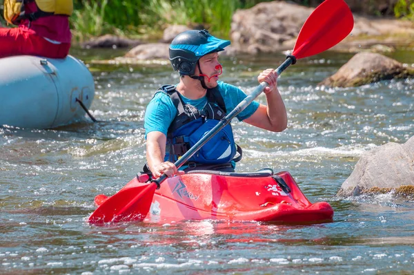 Myhiya, Ucrania - 17 de agosto de 2019: Playboating. Un hombre sentado ...
