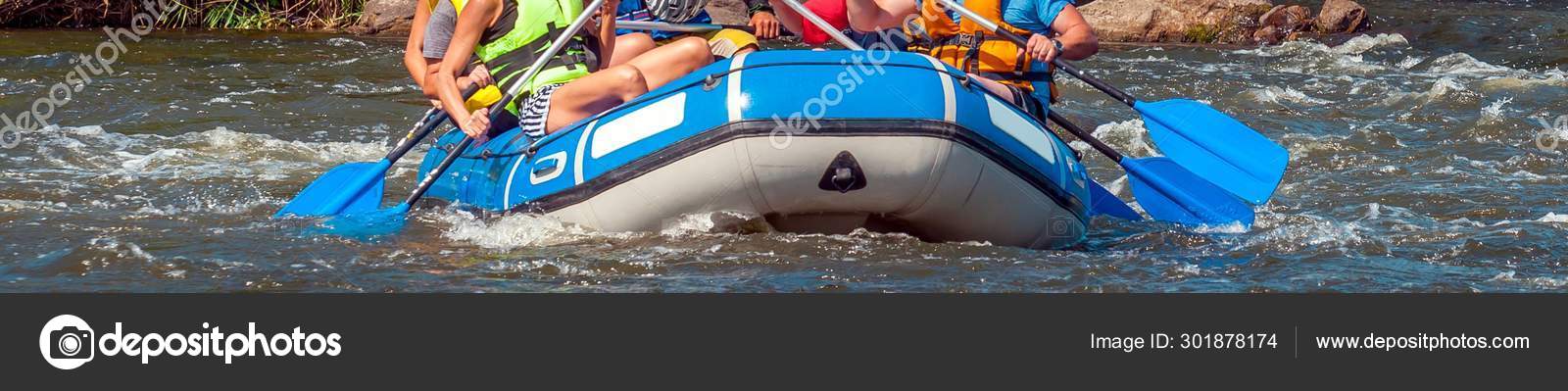 Viaje en balsa. Vista de cerca de remos con salpicaduras de agua. Los ...
