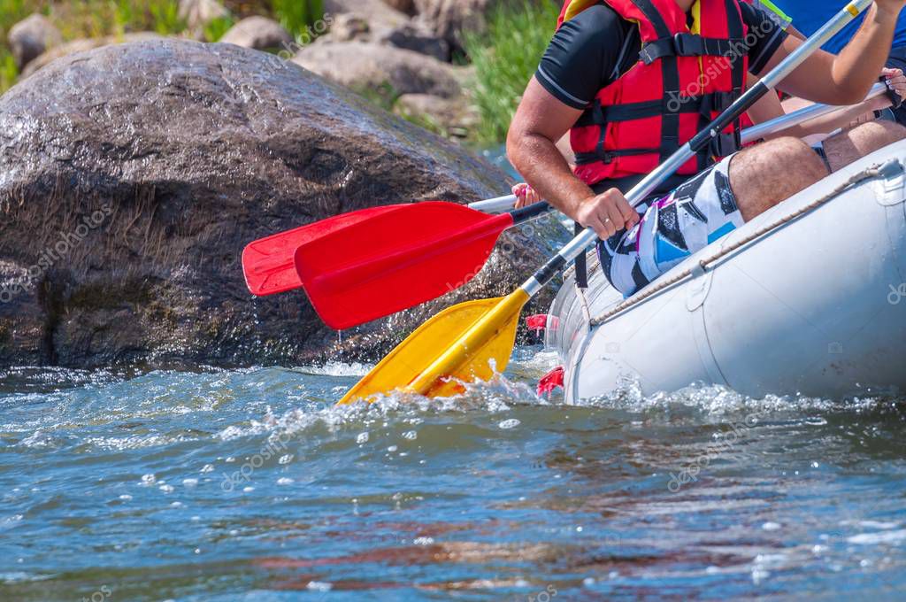 Viaje en balsa. Vista de cerca de remos con salpicaduras de agua. Los ...