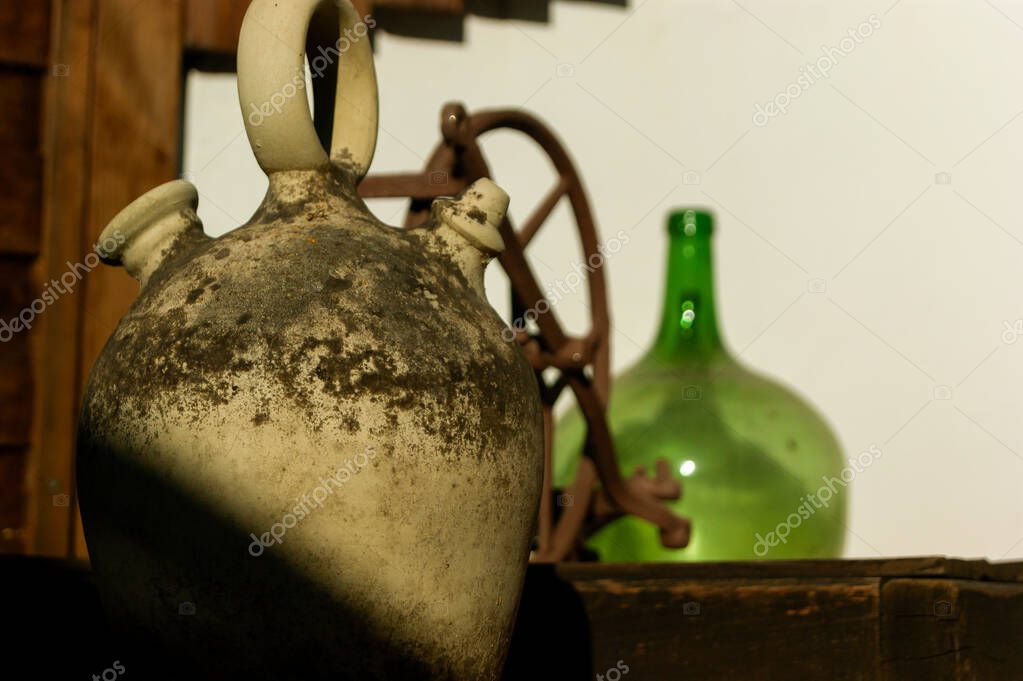 Bodegón, en el que se puede ver un botijo español, junto a unas ...