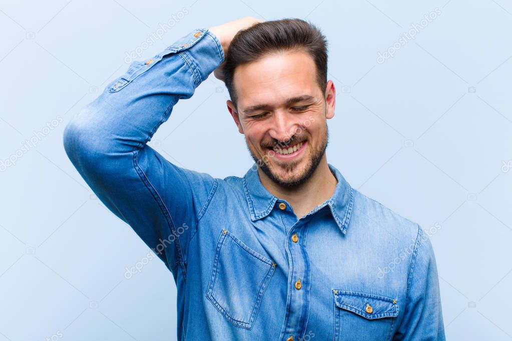 joven hombre guapo riendo y golpeando la frente como diciendo doh! Lo ... joven hombre guapo riendo y golpeando la frente como diciendo doh! Lo ...