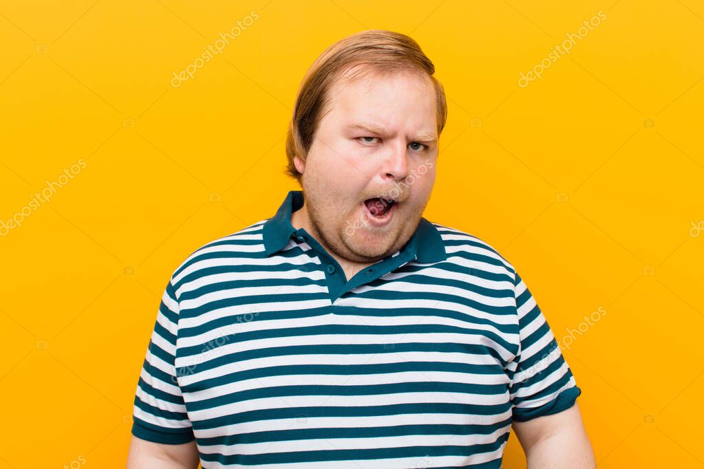 joven hombre de gran tamaño mirando sorprendido, enojado, molesto o ... joven hombre de gran tamaño mirando sorprendido, enojado, molesto o ...