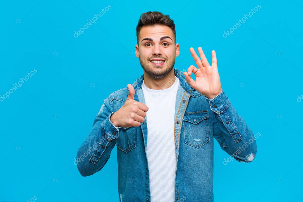 joven hispano sintiéndose feliz, asombrado, satisfecho y sorprendido ...