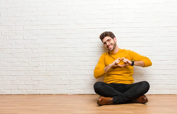 Hombre sentado feliz fotos de stock, imágenes de Hombre sentado feliz ...