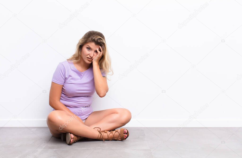 joven bonita latina sintiéndose aburrida, frustrada y soñolienta después de una tarea aburrida ...