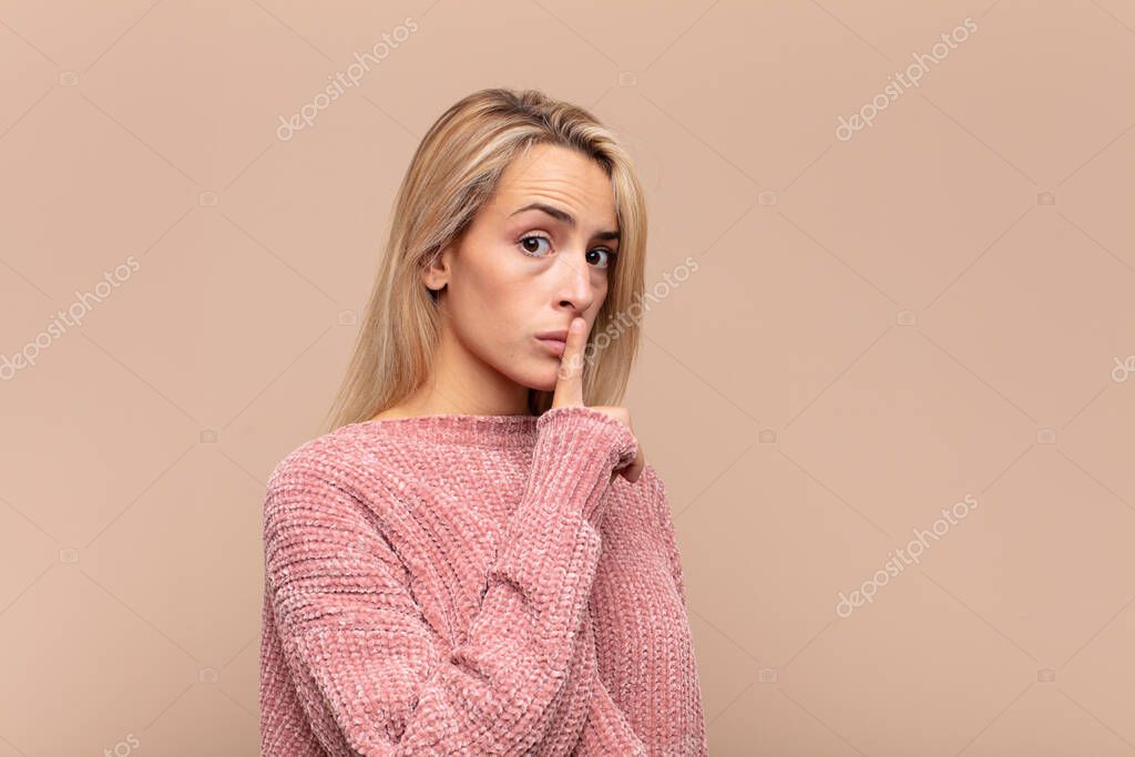 Mujer pidiendo silencio y tranquilidad, haciendo gestos con el dedo ...