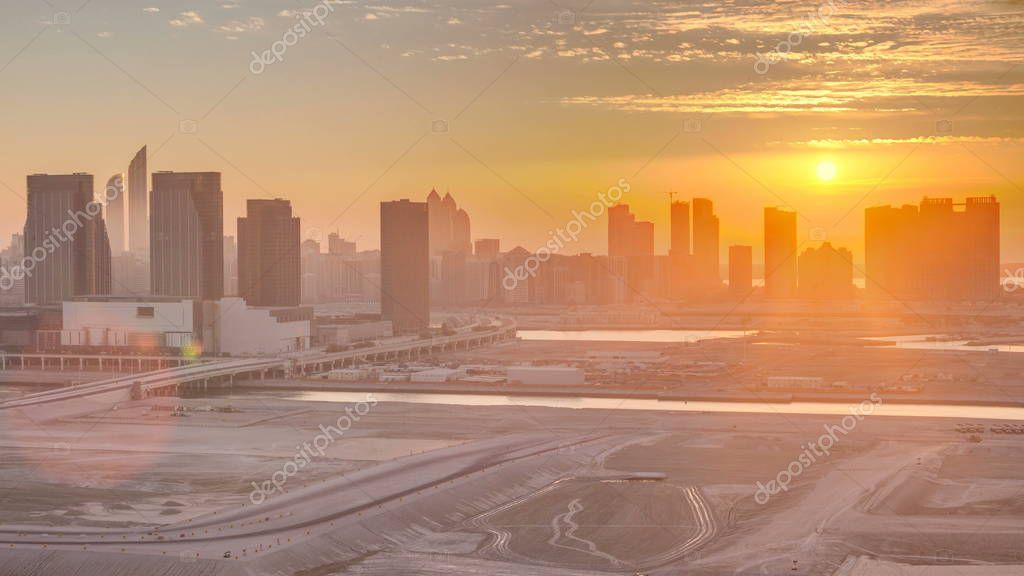 Rascacielos en Al Reem y Al Maryah Island en Abu Dhabi al atardecer ...