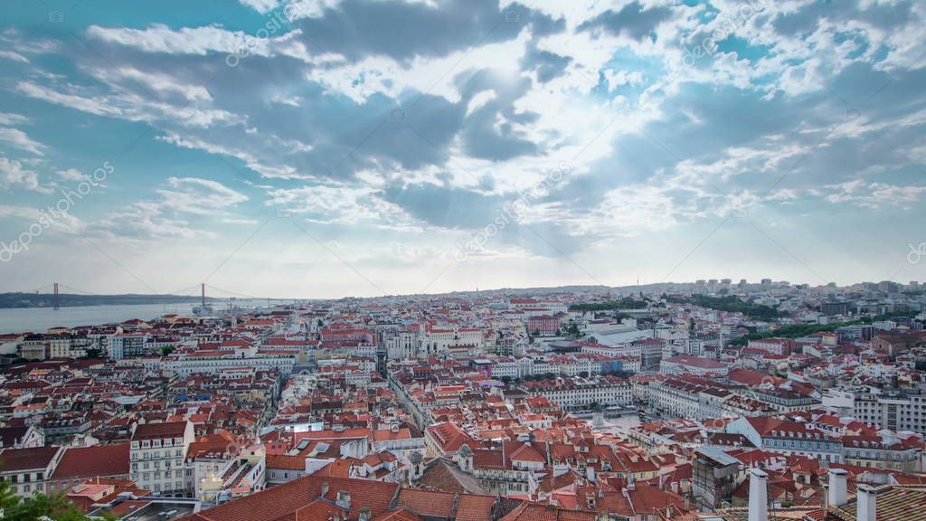 Vista del centro histórico de Lisboa Baixa y el río Tajo, desde el ...