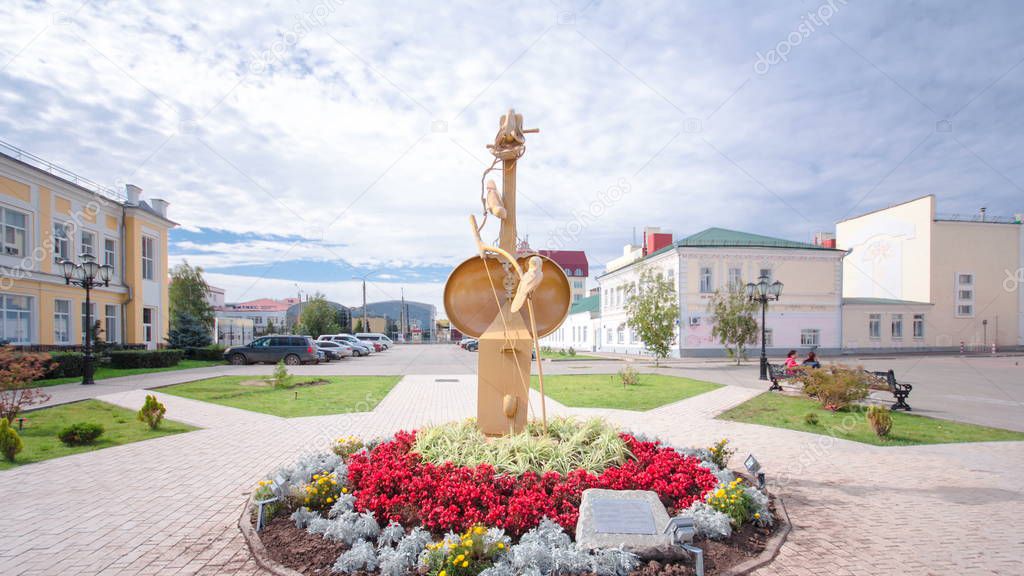 Escultura con flores y la construcción del Teatro Dramático de ...