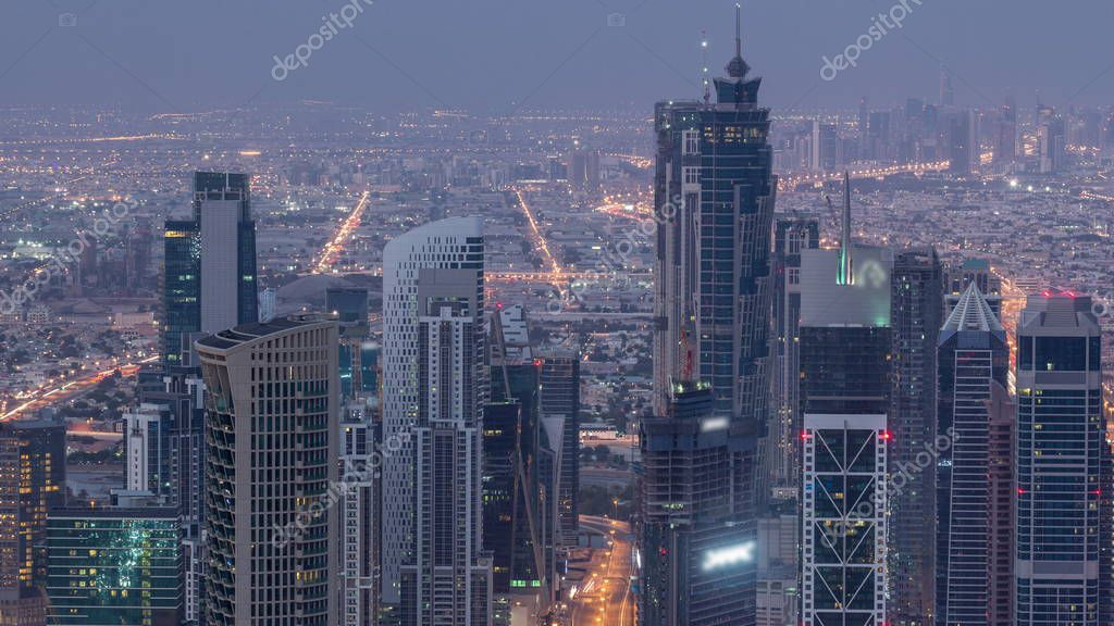 Dubai Centro skyline paisaje urbano futurista con muchos rascacielos y ...