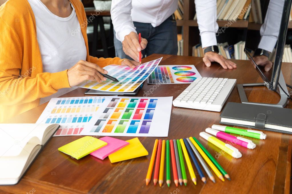 Trabajo en equipo para el diseño gráfico de madera 2023