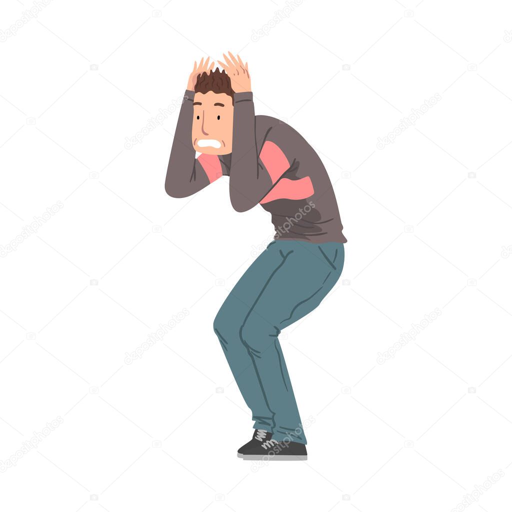 Joven asustado y asustado sosteniendo las manos en la cabeza, ansiedad o ataque de pánico ...