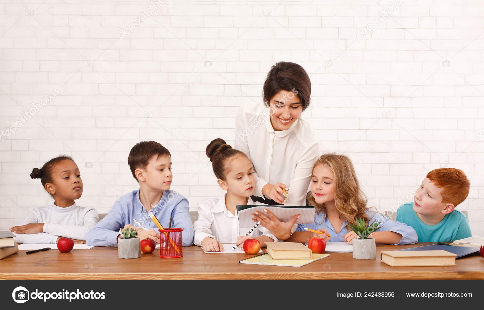 Fotos de Profesor explicando ejemplos de niños y reglas en el aula ...