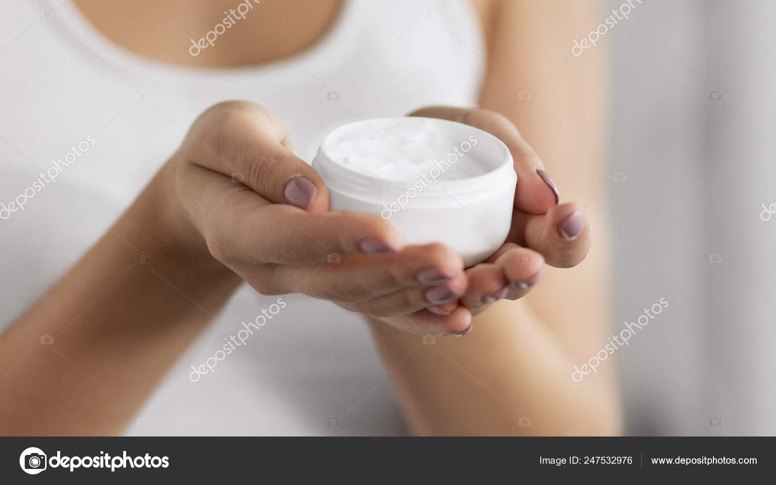 Concepto de fórmula hidratante diaria — Foto de stock #247532976 © Milkos