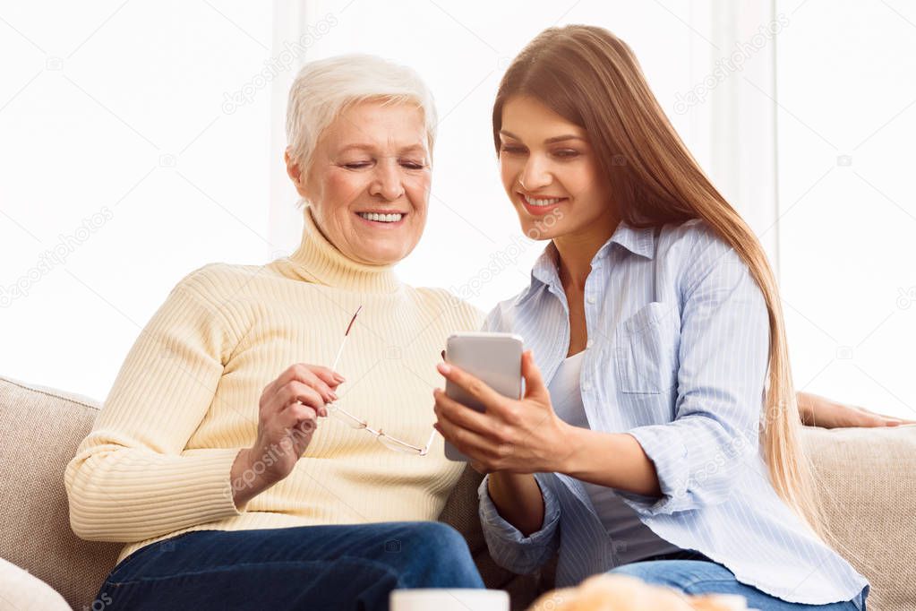 Hija ense ando a la madre a usar el tel fono en casa 2024