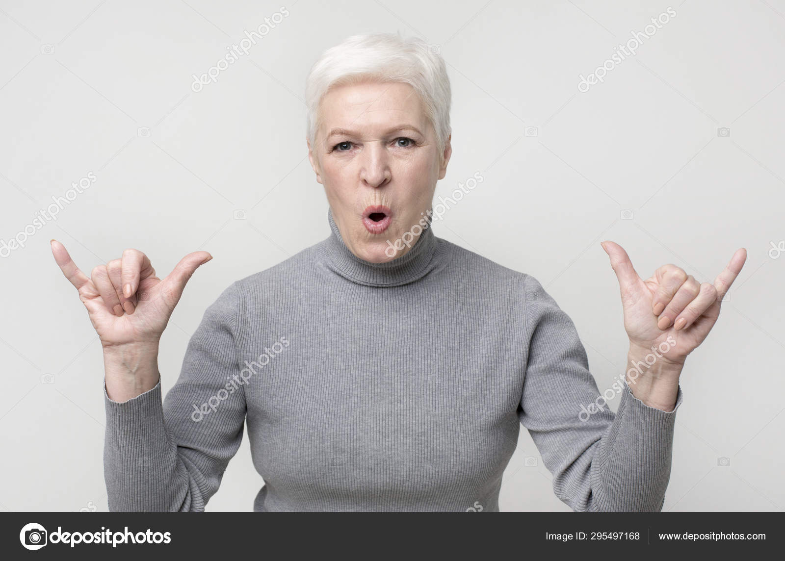 Cool abuelita mostrando modernos gestos de moda en el fondo del estudio ...