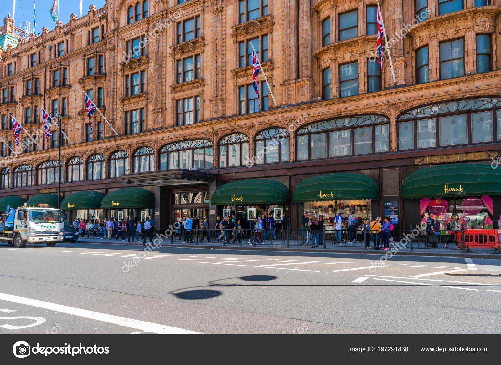 London May 2018 Harrods Now Owned State Qatar Luxury Department — Stock ...