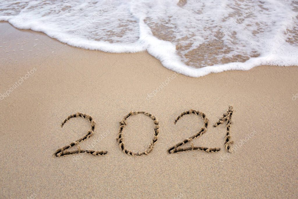 Año 2021 escrito en la playa de arena caribeña con olas marinas . 2024