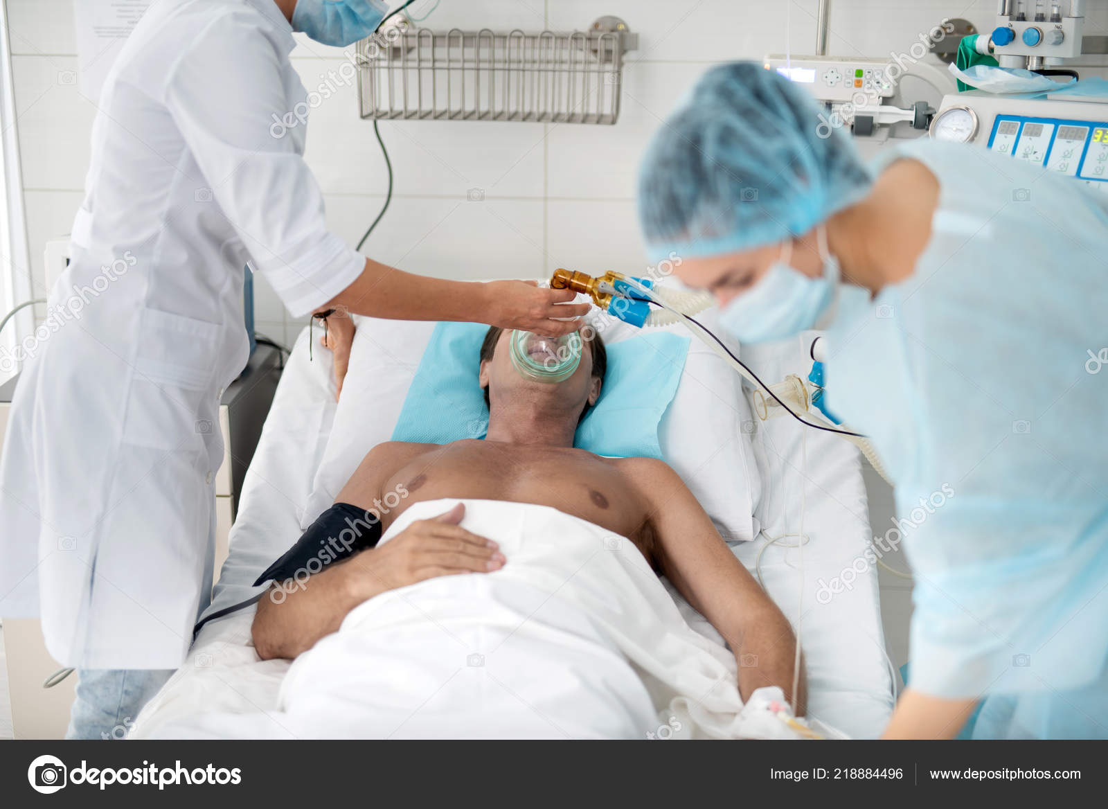 Doctor putting oxygen mask on patient in intensive care ward Stock ...