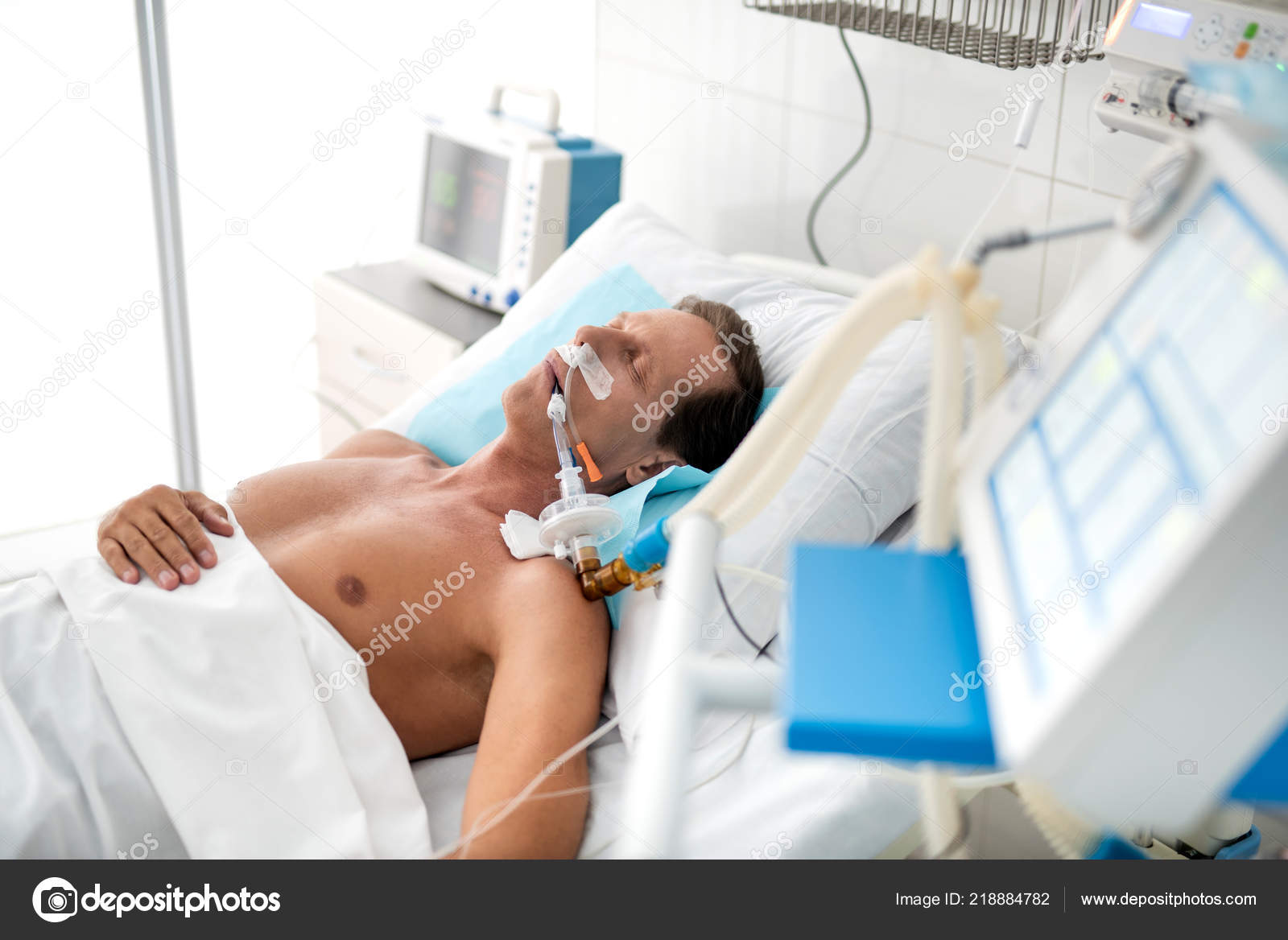 Paciente inconsciente con ventilador mecánico acostado en la cama del ...