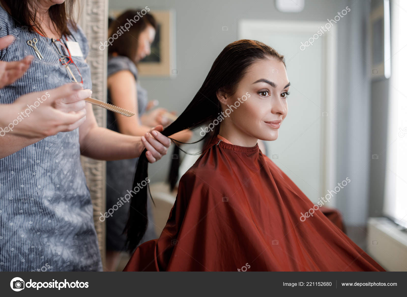 Pretty lady doing new styling in beauty salon — Stock Photo ...