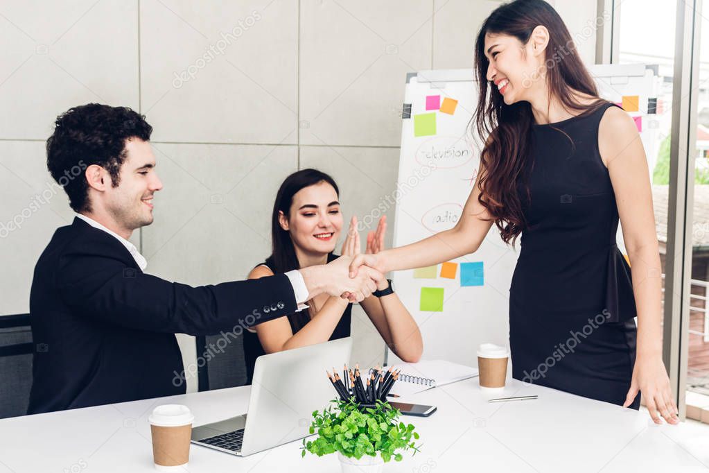 Éxito de los socios comerciales del apretón de manos y del grupo de ...